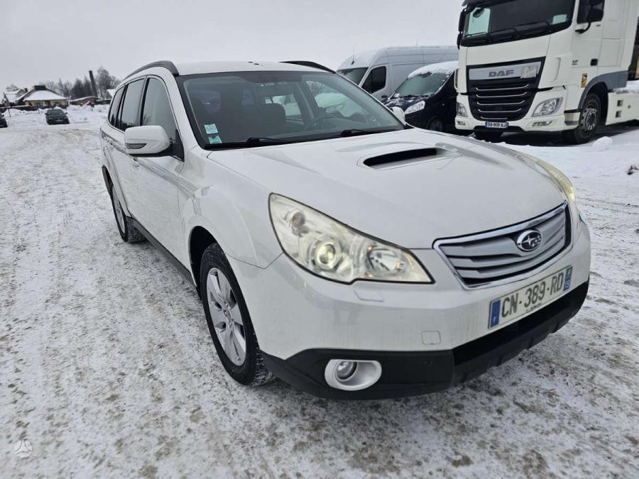 White Subaru Outback 2012 in Taurage, with an engine capacity of 2.00 L and mileage of 191 thousand km for 3200 €, photo 1 on AUTOMOTO.COM.LV