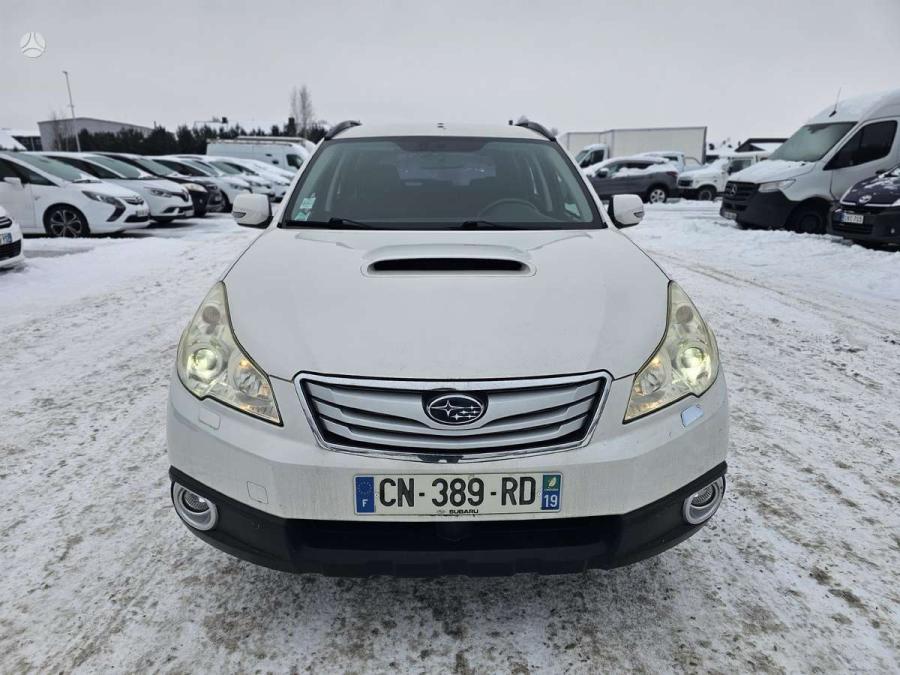 White Subaru Outback 2012 in Taurage, with an engine capacity of 2.00 L and mileage of 191 thousand km for 3200 €, photo 2 on AUTOMOTO.COM.LV