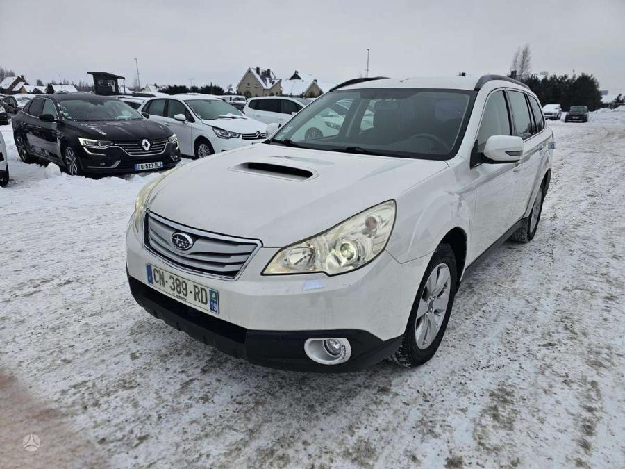 White Subaru Outback 2012 in Taurage, with an engine capacity of 2.00 L and mileage of 191 thousand km for 3200 €, photo 3 on AUTOMOTO.COM.LV