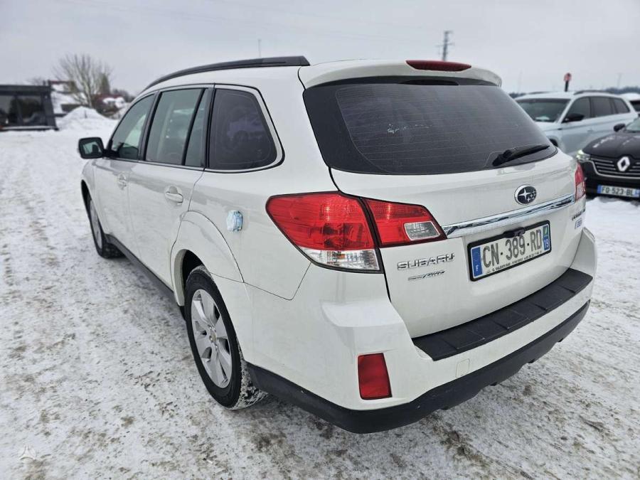 White Subaru Outback 2012 in Taurage, with an engine capacity of 2.00 L and mileage of 191 thousand km for 3200 €, photo 4 on AUTOMOTO.COM.LV