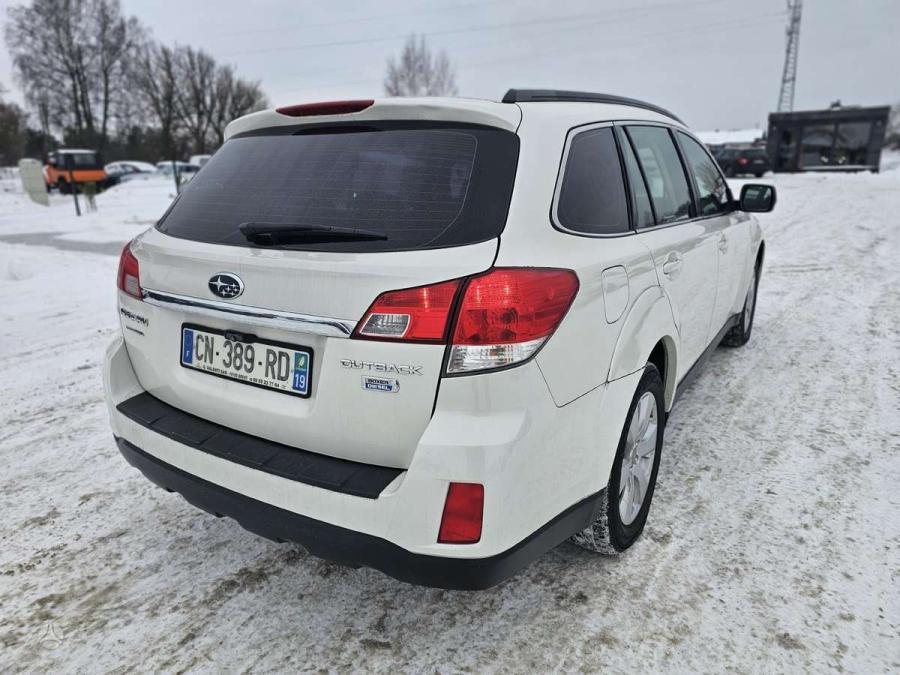 White Subaru Outback 2012 in Taurage, with an engine capacity of 2.00 L and mileage of 191 thousand km for 3200 €, photo 6 on AUTOMOTO.COM.LV