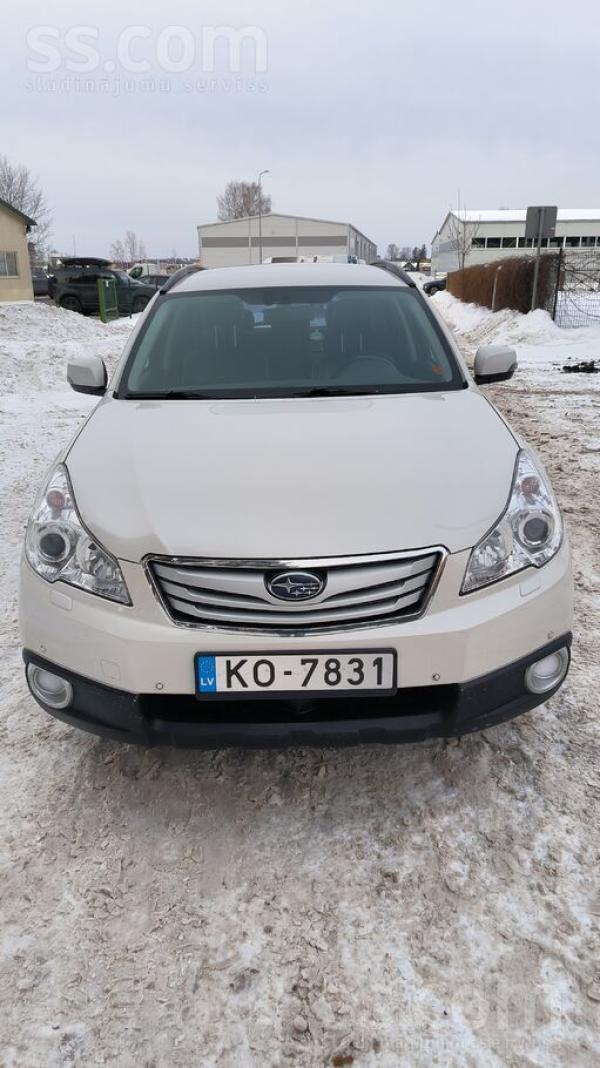 White Subaru Outback 2012 in Riga, with an engine capacity of 2.50 L and mileage of 224 thousand km for 5800 €, photo 4 on AUTOMOTO.COM.LV