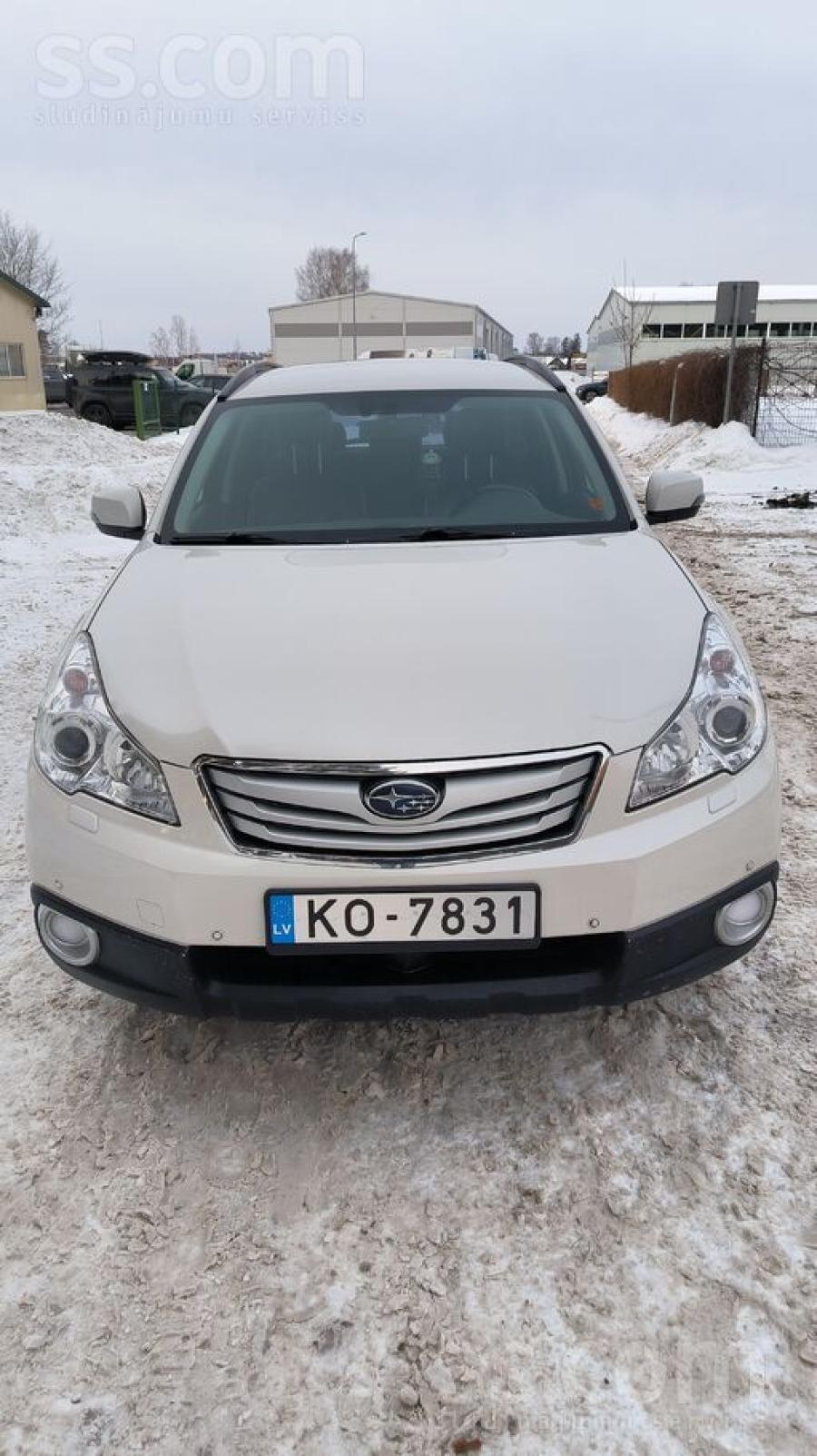 White Subaru Outback 2012 in Riga, with an engine capacity of 2.50 L and mileage of 224 thousand km for 5800 €, photo 4 on AUTOMOTO.COM.LV