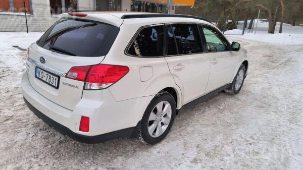 White Subaru Outback 2012 in Riga, with an engine capacity of 2.50 L and mileage of 224 thousand km for 5800 €, photo 5 on AUTOMOTO.COM.LV