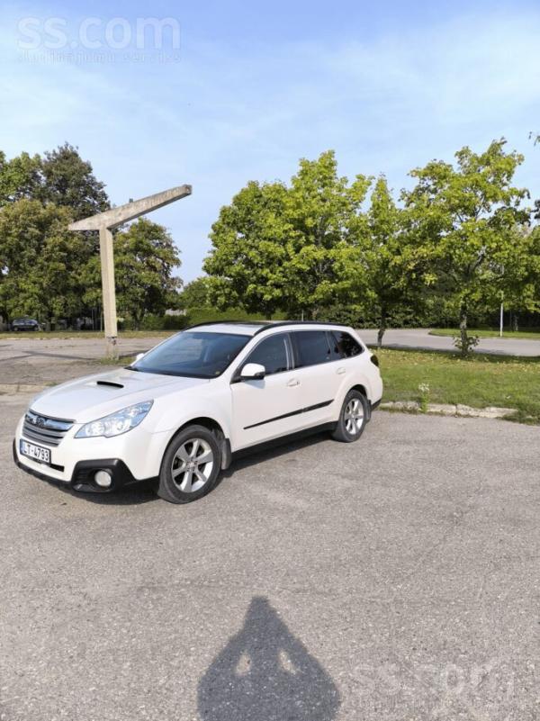 White Subaru Outback 2014 in Saldus, with an engine capacity of 2.00 L and mileage of 220 thousand km for 3500 €, photo 4 on AUTOMOTO.COM.LV