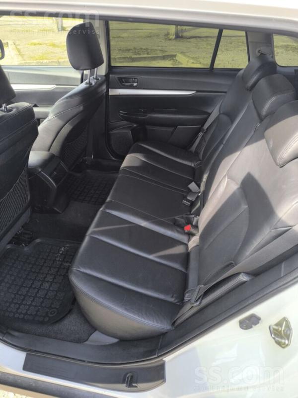 White Subaru Outback 2014 in Saldus, with an engine capacity of 2.00 L and mileage of 220 thousand km for 3500 €, photo 5 on AUTOMOTO.COM.LV
