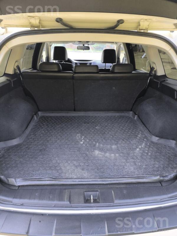 White Subaru Outback 2014 in Saldus, with an engine capacity of 2.00 L and mileage of 220 thousand km for 3500 €, photo 6 on AUTOMOTO.COM.LV