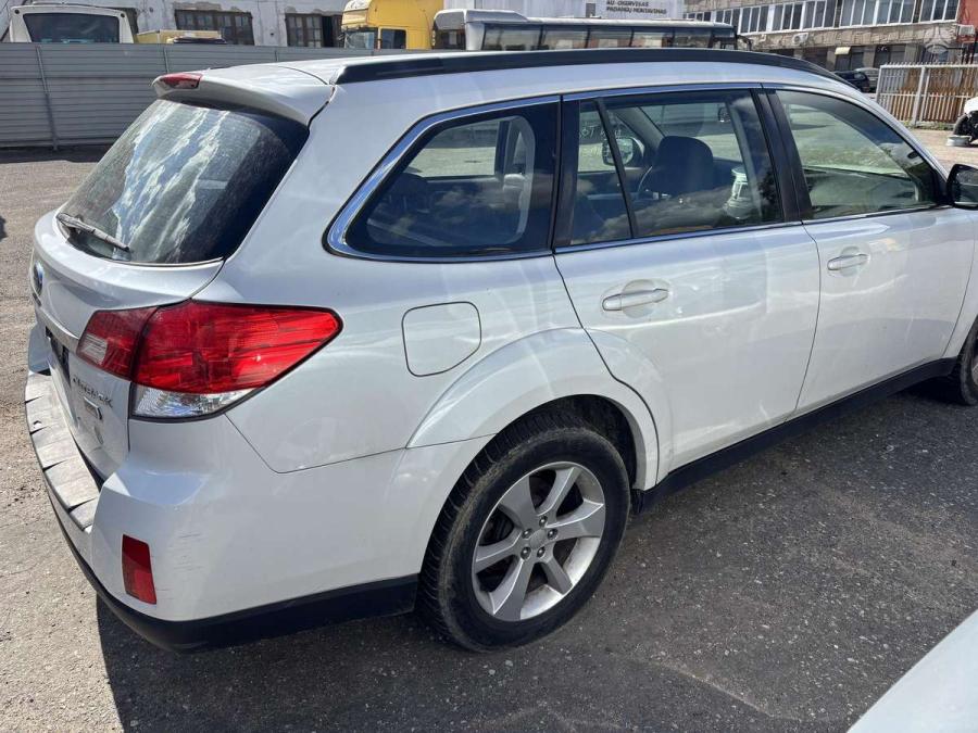 White Subaru Outback 2014 in Panevezys, with an engine capacity of 2.00 L and mileage of 243 thousand km for 2600 €, photo 6 on AUTOMOTO.COM.LV