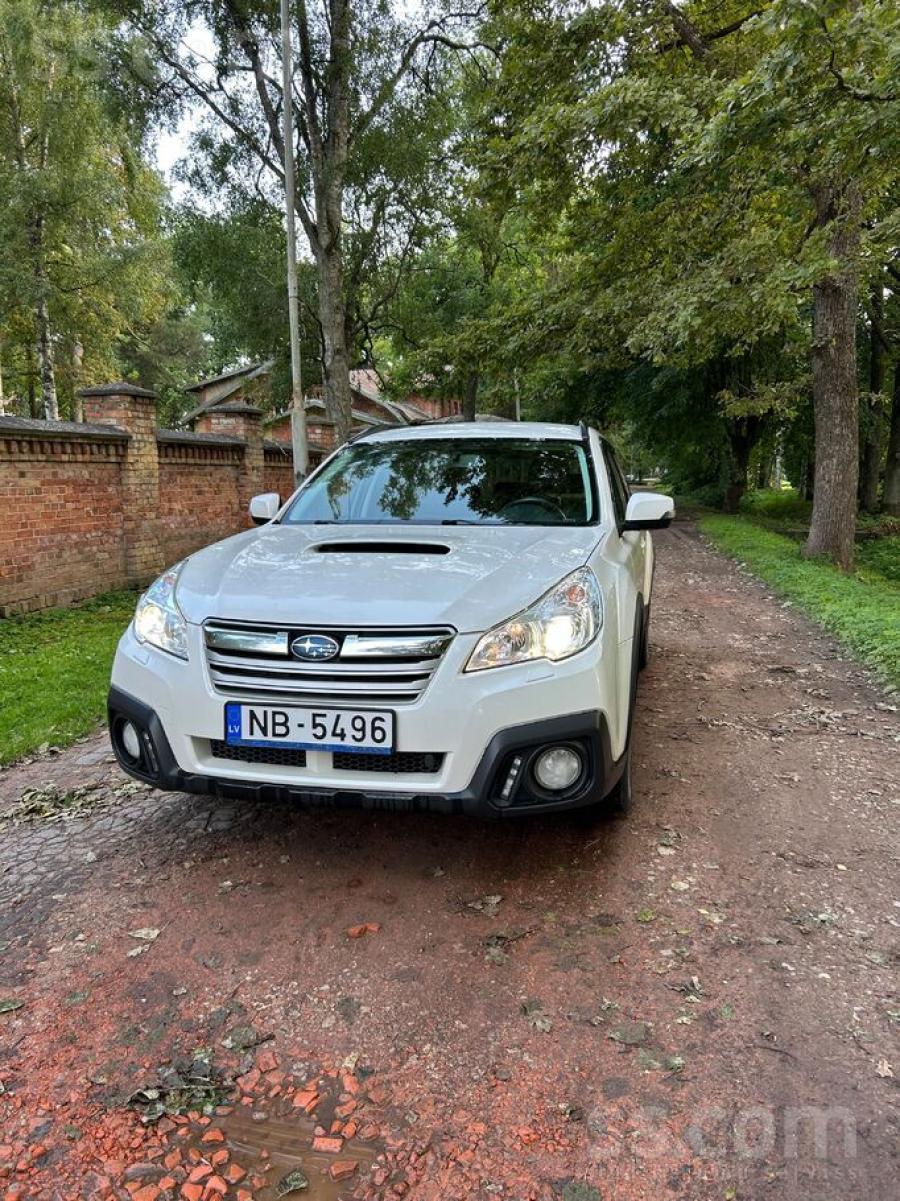 White Subaru Outback 2014 in Jelgava, with an engine capacity of 2.00 L and mileage of 333 thousand km for 6150 €, photo 1 on AUTOMOTO.COM.LV
