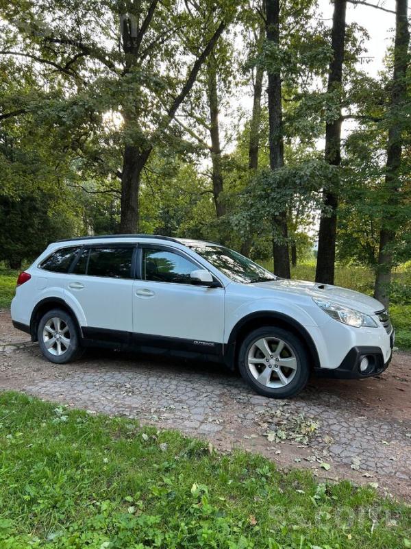 White Subaru Outback 2014 in Jelgava, with an engine capacity of 2.00 L and mileage of 333 thousand km for 6150 €, photo 3 on AUTOMOTO.COM.LV