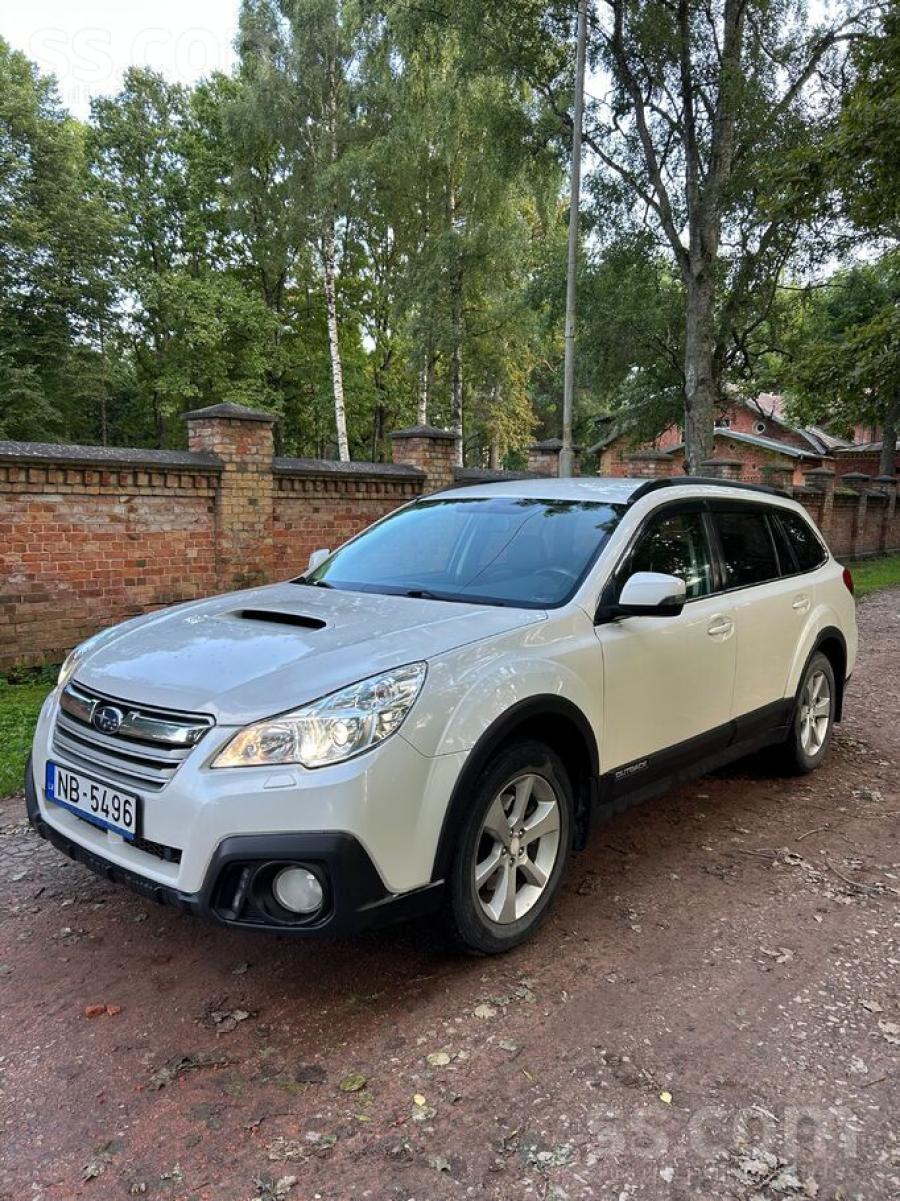 White Subaru Outback 2014 in Jelgava, with an engine capacity of 2.00 L and mileage of 333 thousand km for 6150 €, photo 4 on AUTOMOTO.COM.LV