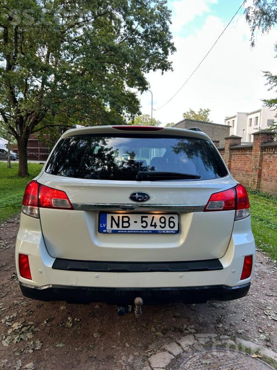 White Subaru Outback 2014 in Jelgava, with an engine capacity of 2.00 L and mileage of 333 thousand km for 6150 €, photo 5 on AUTOMOTO.COM.LV