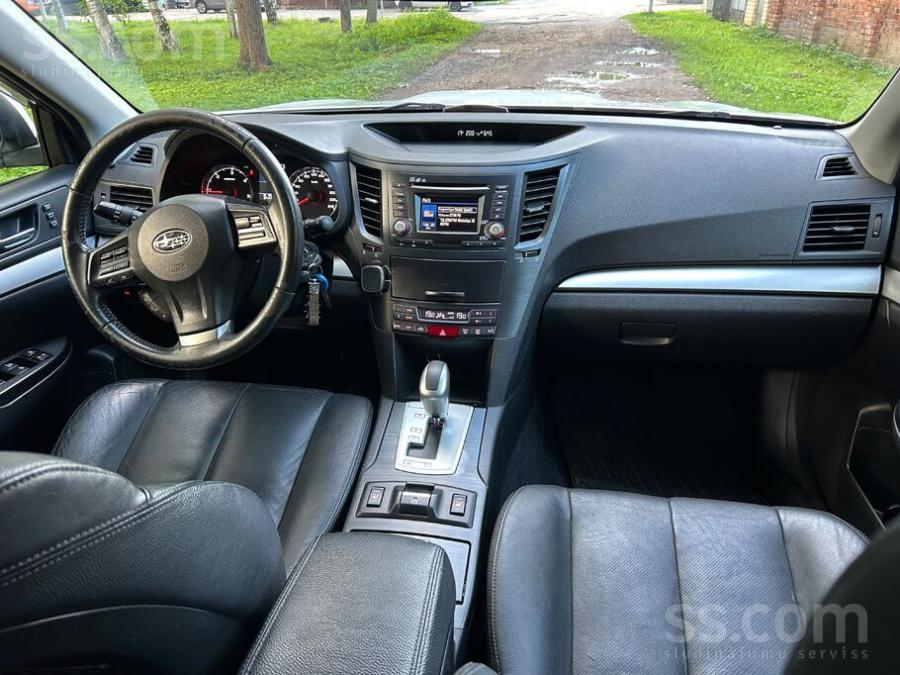 White Subaru Outback 2014 in Jelgava, with an engine capacity of 2.00 L and mileage of 333 thousand km for 6150 €, photo 6 on AUTOMOTO.COM.LV