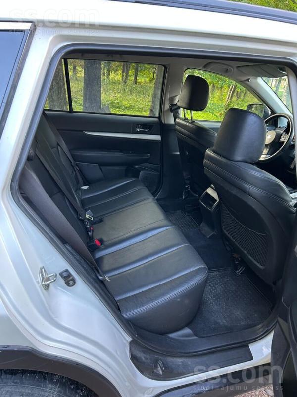 White Subaru Outback 2014 in Jelgava, with an engine capacity of 2.00 L and mileage of 333 thousand km for 6150 €, photo 7 on AUTOMOTO.COM.LV