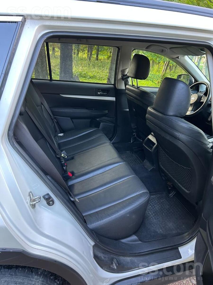 White Subaru Outback 2014 in Jelgava, with an engine capacity of 2.00 L and mileage of 333 thousand km for 6150 €, photo 7 on AUTOMOTO.COM.LV