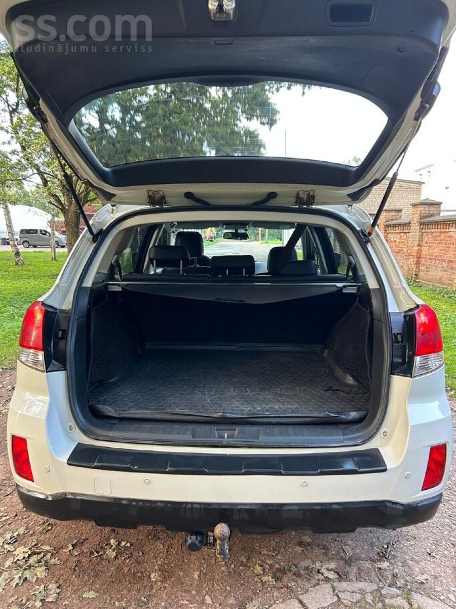 White Subaru Outback 2014 in Jelgava, with an engine capacity of 2.00 L and mileage of 333 thousand km for 6150 €, photo 8 on AUTOMOTO.COM.LV