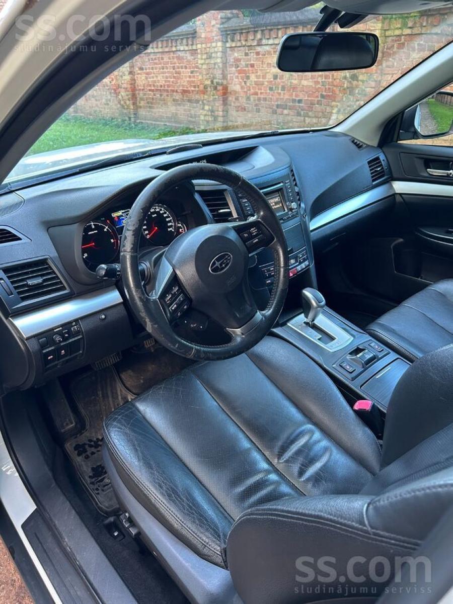 White Subaru Outback 2014 in Jelgava, with an engine capacity of 2.00 L and mileage of 333 thousand km for 6150 €, photo 9 on AUTOMOTO.COM.LV