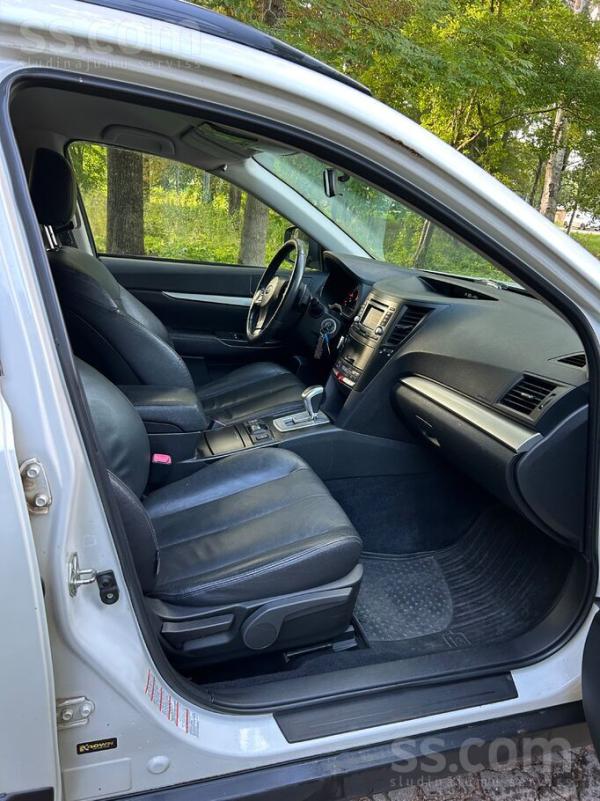 White Subaru Outback 2014 in Jelgava, with an engine capacity of 2.00 L and mileage of 333 thousand km for 6150 €, photo 11 on AUTOMOTO.COM.LV