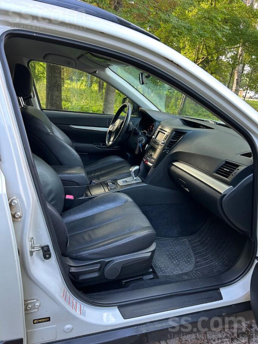 White Subaru Outback 2014 in Jelgava, with an engine capacity of 2.00 L and mileage of 333 thousand km for 6150 €, photo 11 on AUTOMOTO.COM.LV