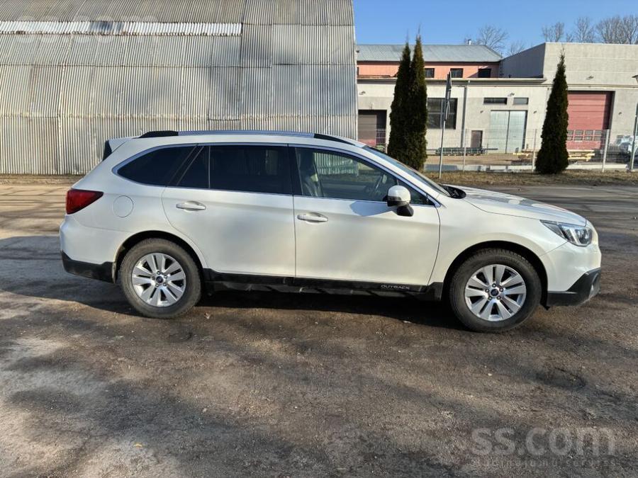 Белый Субару Аутбек 2015 в Огре, объемом двигателя 2.50 л и пробегом 132 тыс. км за 12200 €, фото 4 на AUTOMOTO.COM.LV