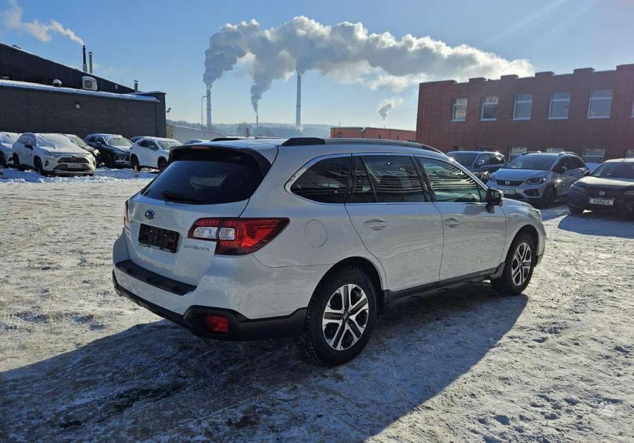 White Subaru Outback 2018 in Vilnius, with an engine capacity of 2.50 L and mileage of 165 thousand km for 17890 €, photo 4 on AUTOMOTO.COM.LV