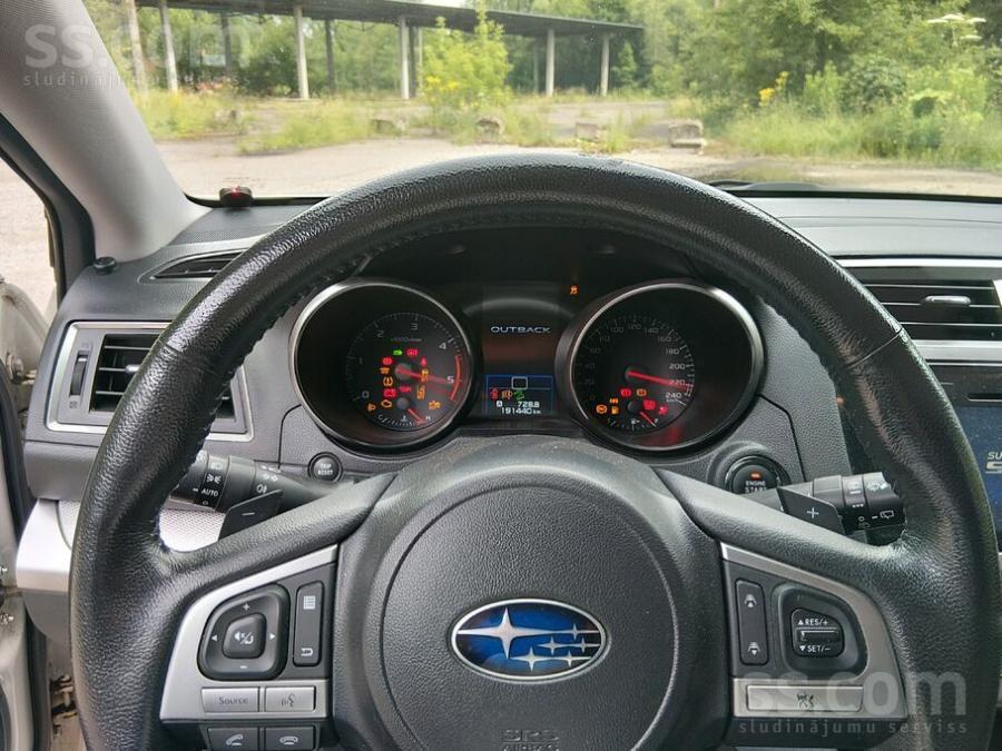 White Subaru Outback 2018 in Daugavpils, with an engine capacity of 2.00 L and mileage of 192 thousand km for 9200 €, photo 8 on AUTOMOTO.COM.LV
