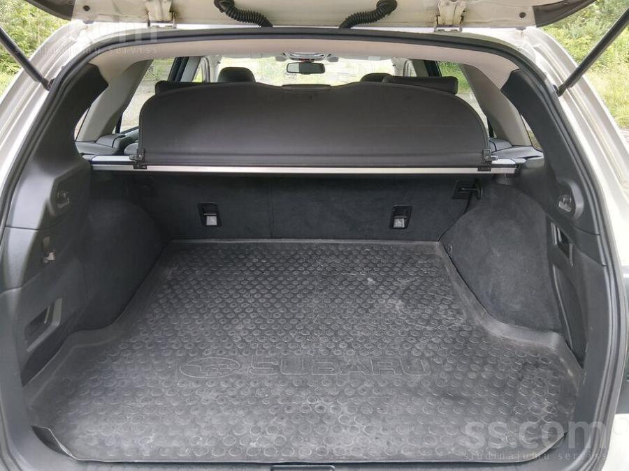 White Subaru Outback 2018 in Daugavpils, with an engine capacity of 2.00 L and mileage of 192 thousand km for 9200 €, photo 11 on AUTOMOTO.COM.LV