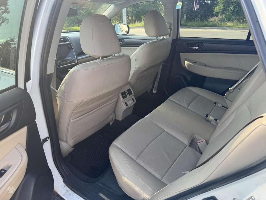White Subaru Outback 2018 in Vilnius, with an engine capacity of 2.50 L and mileage of 168 thousand km for 16800 €, photo 8 on AUTOMOTO.COM.LV