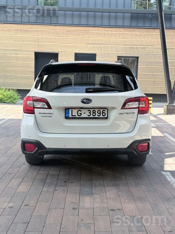 White Subaru Outback 2018 in Riga, with an engine capacity of 2.50 L and mileage of 160 thousand km for 15500 €, photo 5 on AUTOMOTO.COM.LV