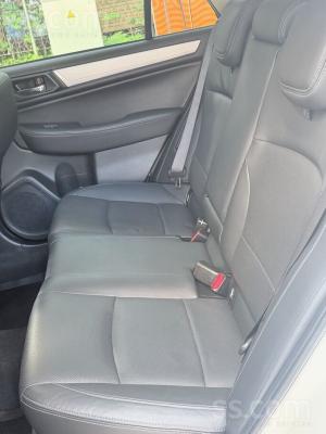 White Subaru Outback 2018 in Riga, with an engine capacity of 2.50 L and mileage of 160 thousand km for 15500 €, photo 16 on AUTOMOTO.COM.LV