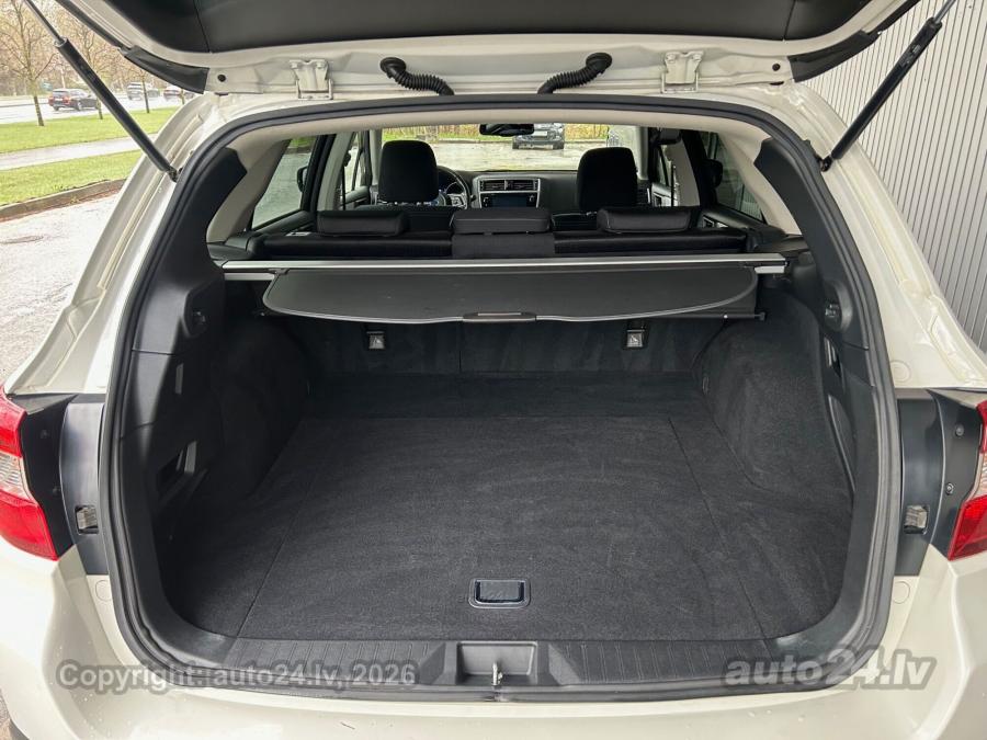 White Subaru Outback 2020 in Tallinn, with an engine capacity of 2.50 L and mileage of 102 thousand km for 19990 €, photo 7 on AUTOMOTO.COM.LV