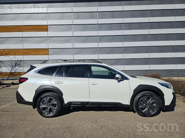 White Subaru Outback 2022 in Aizkraukle, with an engine capacity of 2.50 L and mileage of 73 thousand km for 25600 €, photo 1 on AUTOMOTO.COM.LV