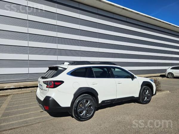 White Subaru Outback 2022 in Aizkraukle, with an engine capacity of 2.50 L and mileage of 73 thousand km for 25600 €, photo 2 on AUTOMOTO.COM.LV