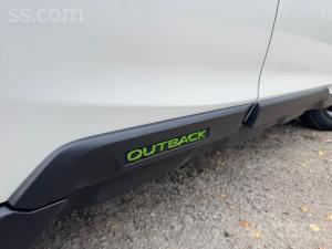 White Subaru Outback 2022 in Riga, with an engine capacity of 2.50 L and mileage of 187 thousand km for 19900 €, photo 6 on AUTOMOTO.COM.LV