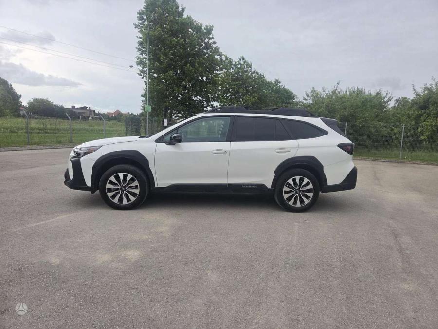 White Subaru Outback 2023 in Klaipeda, with an engine capacity of 2.50 L and mileage of 25 thousand km for 25700 €, photo 3 on AUTOMOTO.COM.LV