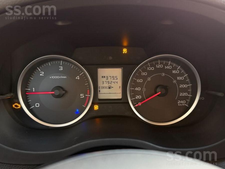 White Subaru XV 2012 in Riga, with an engine capacity of 2.00 L and mileage of 379 thousand km for 1520 €, photo 8 on AUTOMOTO.COM.LV