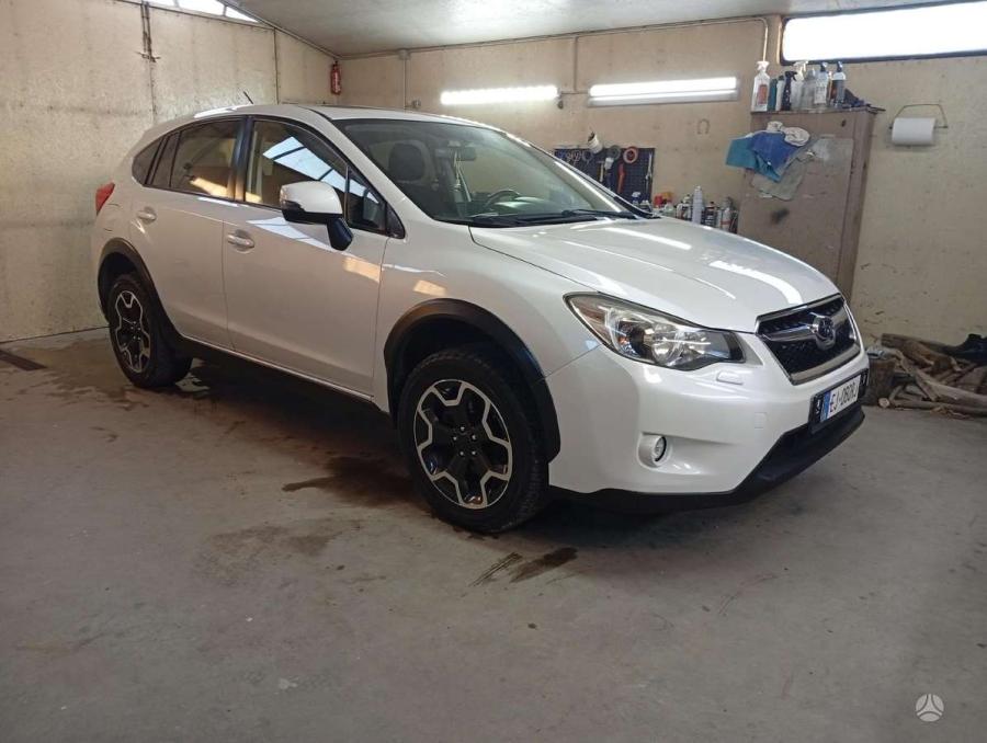 White Subaru XV 2015 in Siauliai, with an engine capacity of 2.00 L and mileage of 204 thousand km for 5750 €, photo 2 on AUTOMOTO.COM.LV