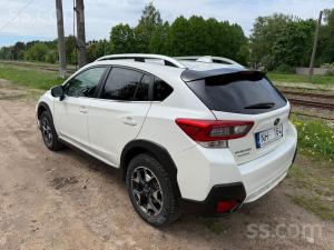 White Subaru XV 2021 in Riga, with an engine capacity of 1.60 L and mileage of 329 thousand km for 7000 €, photo 4 on AUTOMOTO.COM.LV
