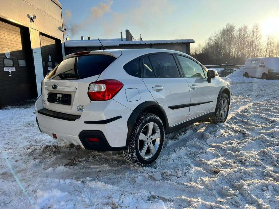 White Subaru XV 2012 in Utena, with an engine capacity of 2.00 L and mileage of 204 thousand km for 4599 €, photo 3 on AUTOMOTO.COM.LV