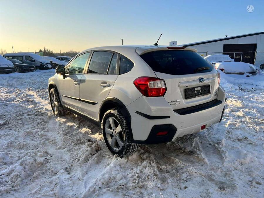 White Subaru XV 2012 in Utena, with an engine capacity of 2.00 L and mileage of 204 thousand km for 4599 €, photo 5 on AUTOMOTO.COM.LV