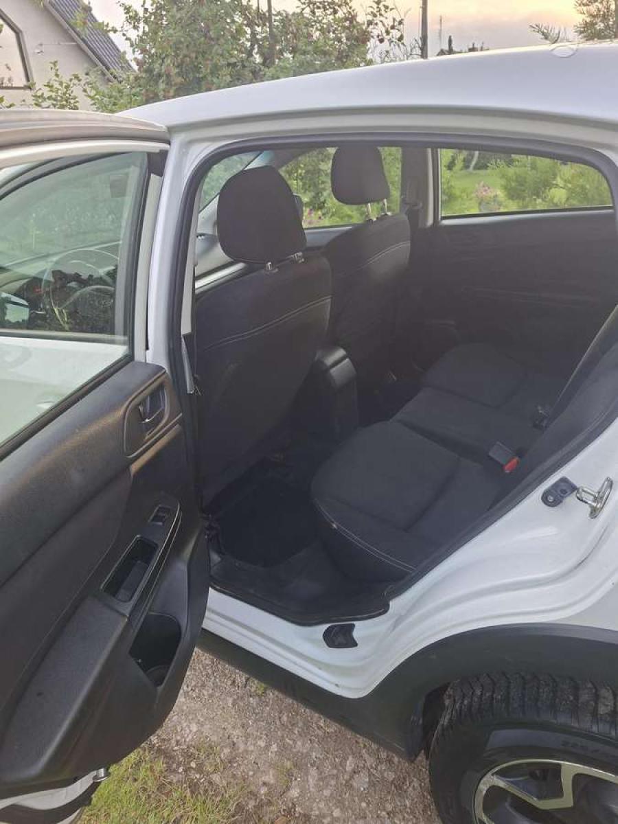 White Subaru XV 2012 in Svencionys, with an engine capacity of 1.96 L and mileage of 329 thousand km for 3700 €, photo 6 on AUTOMOTO.COM.LV