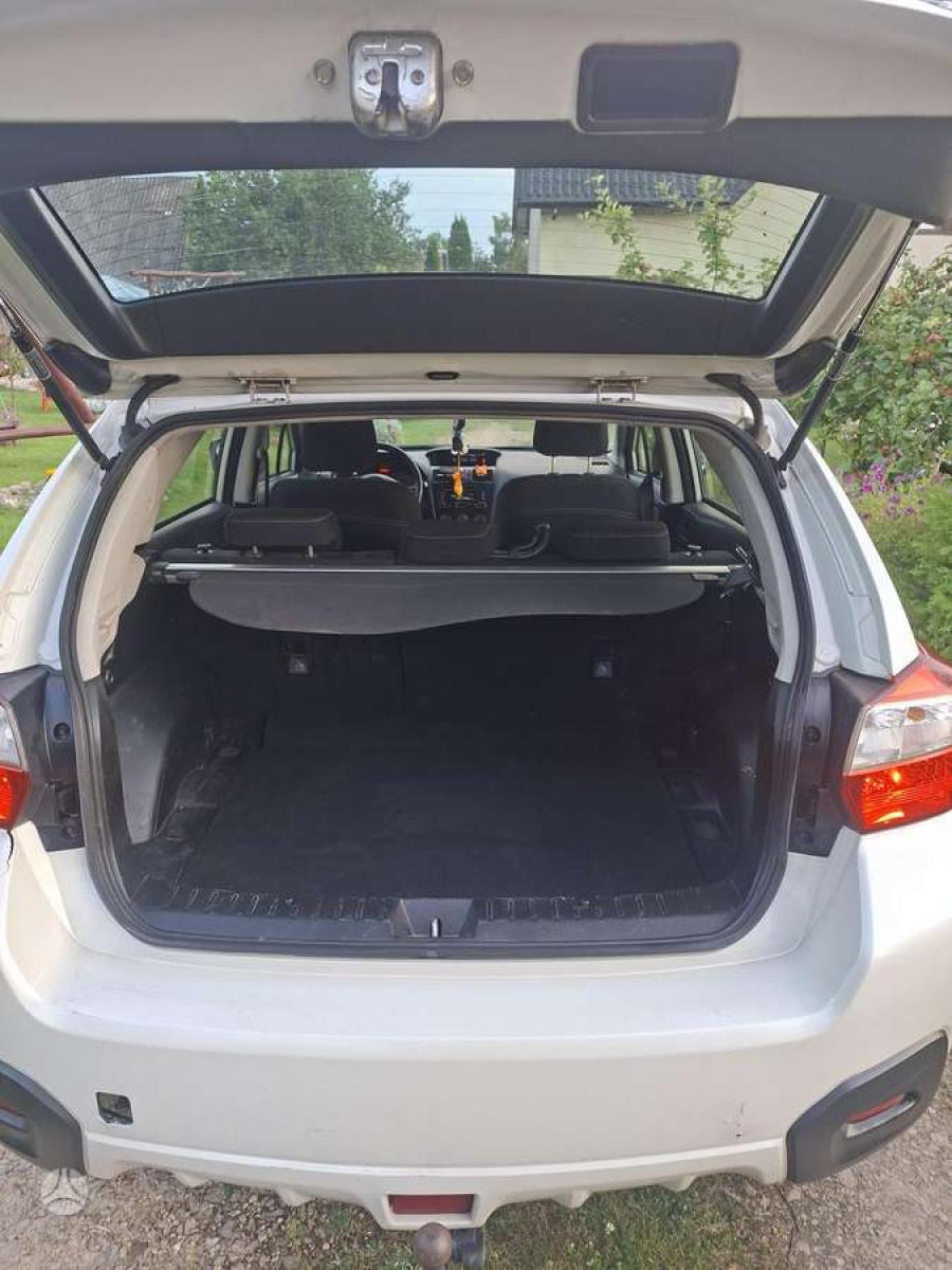 White Subaru XV 2012 in Svencionys, with an engine capacity of 1.96 L and mileage of 329 thousand km for 3700 €, photo 7 on AUTOMOTO.COM.LV