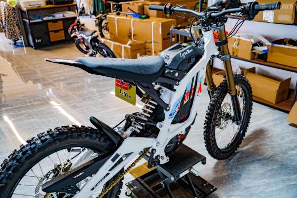 Белый Sur-Ron Light bee X 2026 в Клайпеда, объемом двигателя 0.00 л и пробегом 0 тыс. км за 3850 €, фото 1 на AUTOMOTO.COM.LV