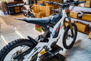 Balts Sur-Ron Light bee X 2026 Klaipėda, ar dzinēja tilpumu 0.00 L un nobraukumu 0 tūkst. km par 3850 €, foto  vietnē AUTOMOTO.COM.LV