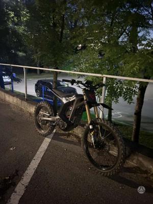 Melns Sur-Ron Ultra bee 2026 Viļņa, ar dzinēja tilpumu 0.00 L un nobraukumu 0 tūkst. km par 4950 €, foto 3 vietnē AUTOMOTO.COM.LV