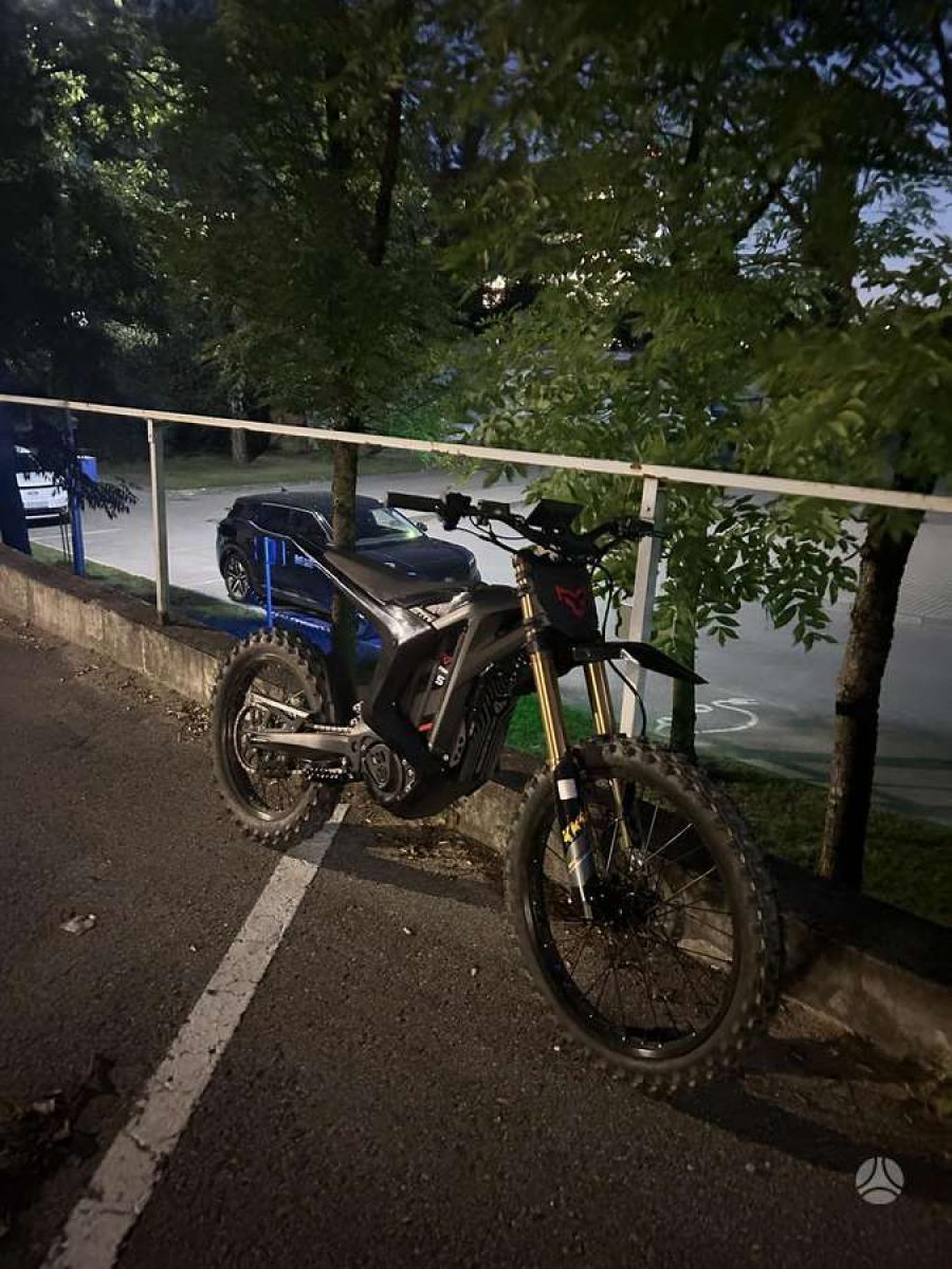 Melns Sur-Ron Ultra bee 2026 Viļņa, ar dzinēja tilpumu 0.00 L un nobraukumu 0 tūkst. km par 4950 €, foto 3 vietnē AUTOMOTO.COM.LV