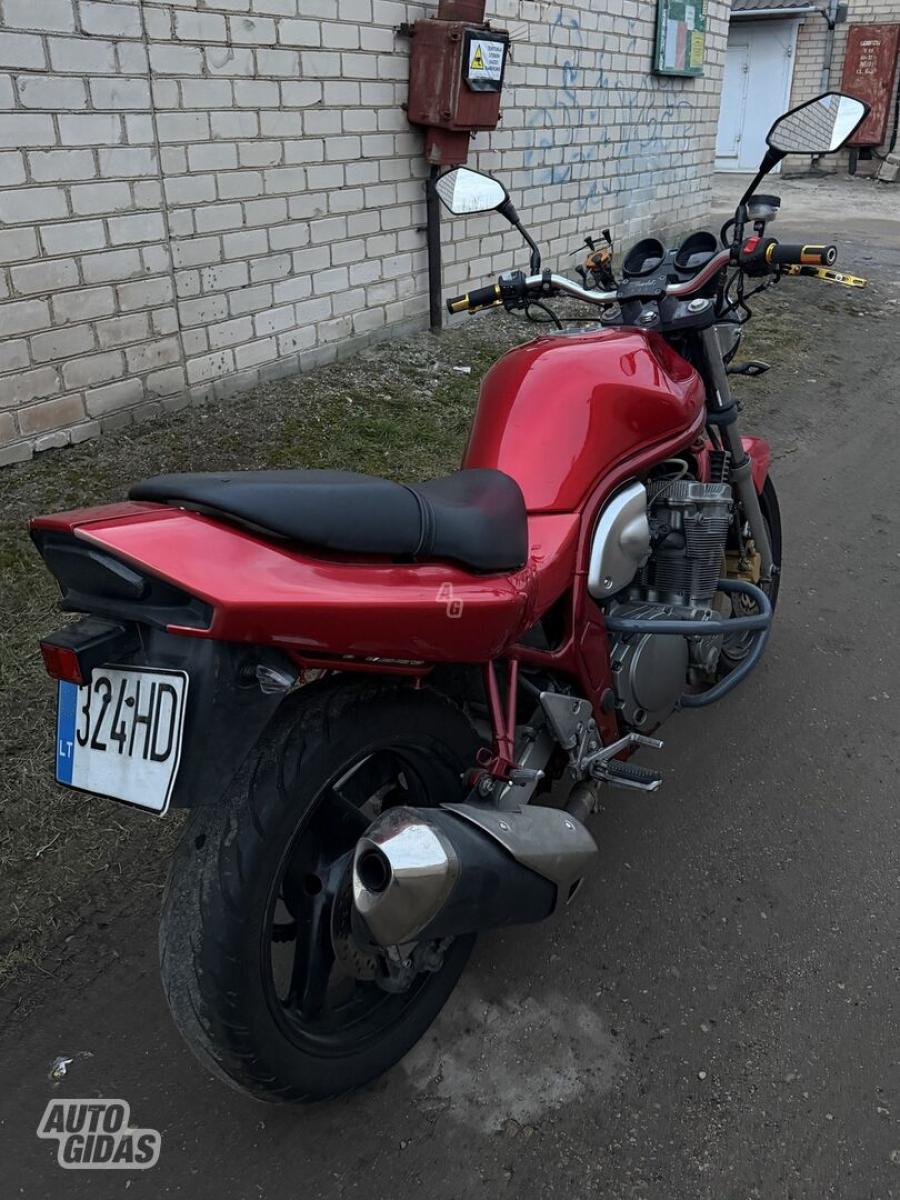 Sarkans Suzuki Bandit 1997 Viļņa, ar dzinēja tilpumu 0.60 L un nobraukumu 35 tūkst. km par 1250 €, foto 3 vietnē AUTOMOTO.COM.LV