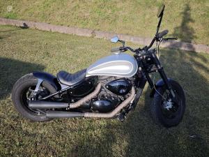Melns Suzuki Boulevard 2005 Kauņa, ar dzinēja tilpumu 0.81 L un nobraukumu 8 tūkst. km par 5000 €, foto  vietnē AUTOMOTO.COM.LV