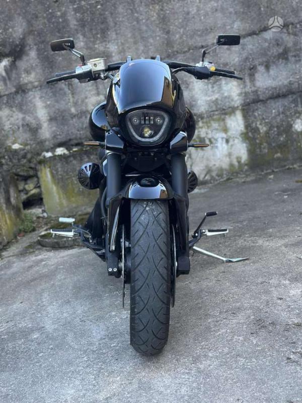 Black Suzuki Boulevard 2013 in Kaunas, with an engine capacity of 1.80 L and mileage of 10 thousand km for 11500 €, photo 4 on AUTOMOTO.COM.LV