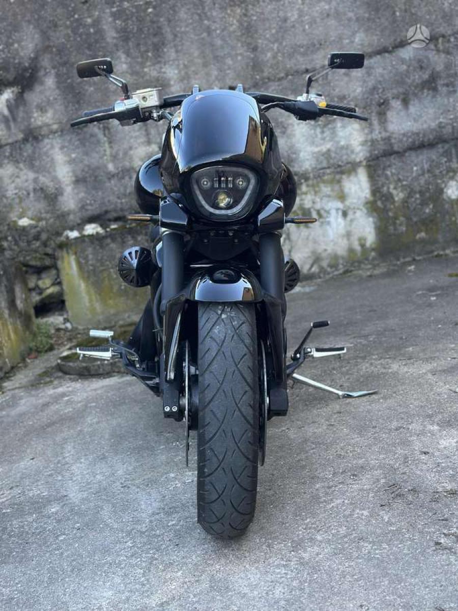 Black Suzuki Boulevard 2013 in Kaunas, with an engine capacity of 1.80 L and mileage of 10 thousand km for 11500 €, photo 4 on AUTOMOTO.COM.LV